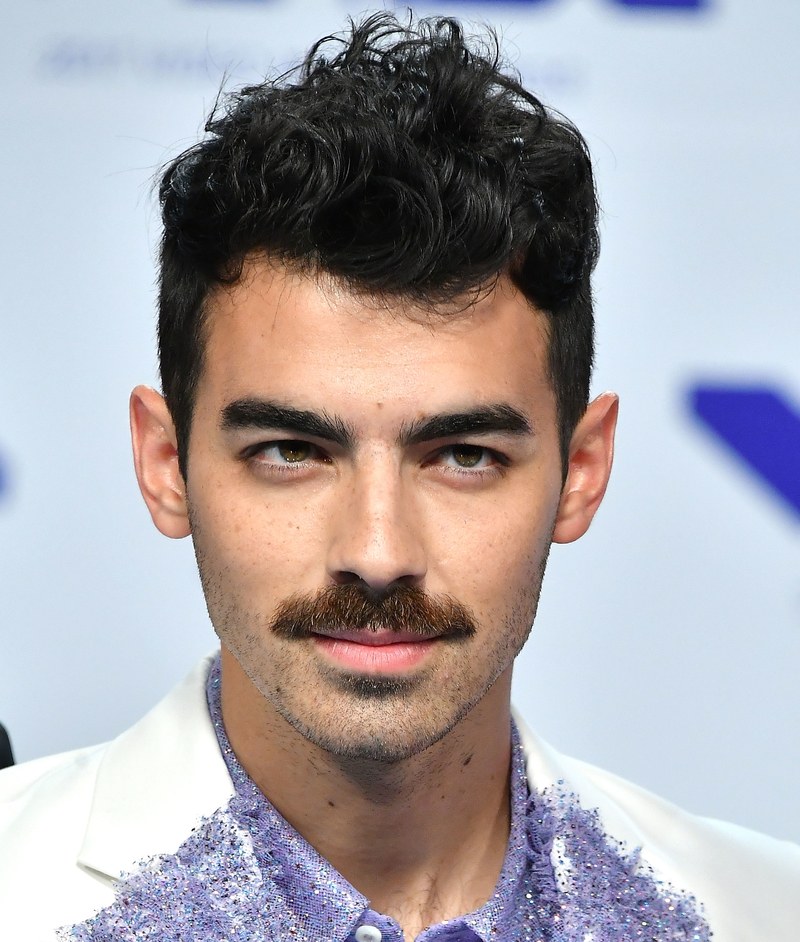 Μουστάκι από τα 70s κι ας είναι μπαλωμένο - RatPack.gr