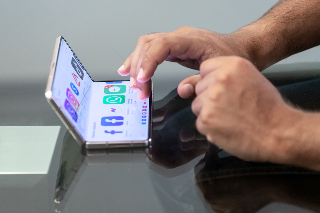 Στο Samsung Galaxy Ζ Fold 4 βρήκα τον ιδανικό συνεργάτη στο γραφείο, αλλά και κάτι περισσότερο ...