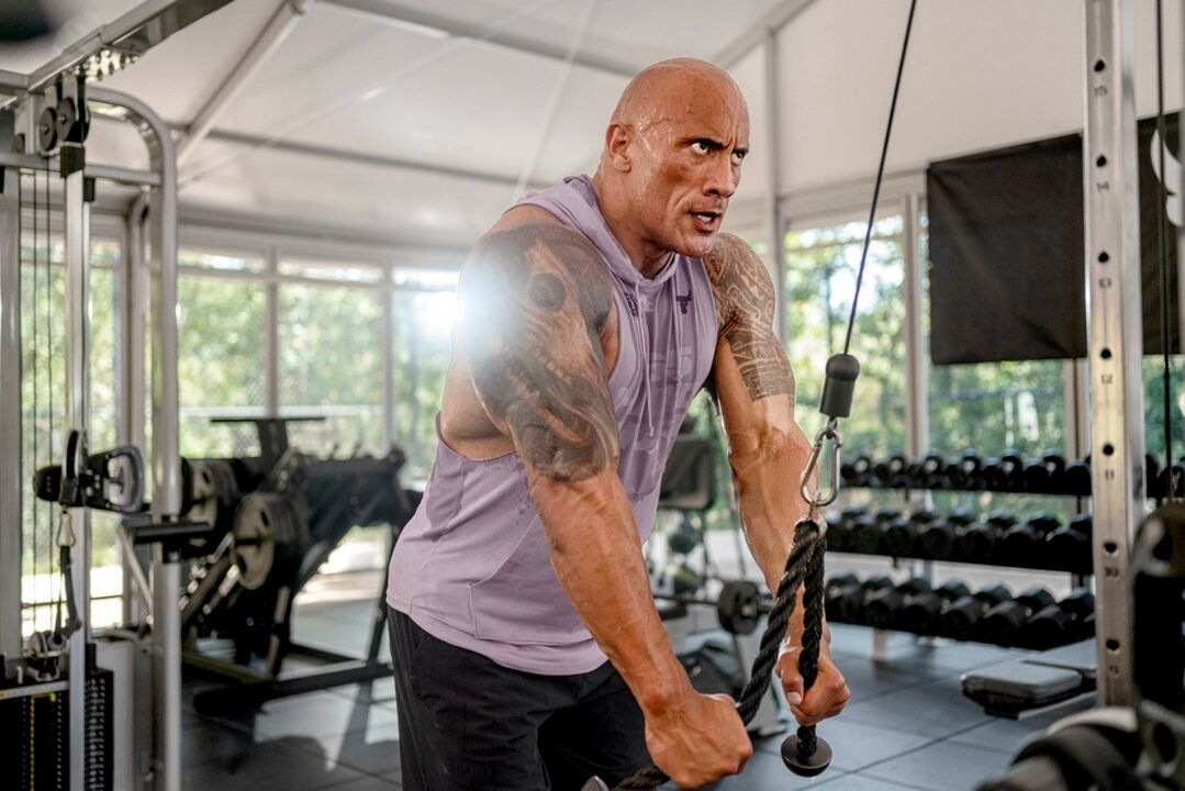 The Rock x Under Armour: Η νέα συλλογή του Dwayne Johnson σε εμπνέει να ...