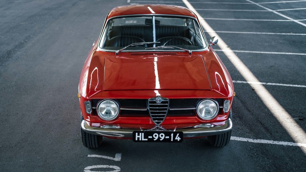 Και τι να πρωτοερωτευτείς σε αυτό το φωτορομάντζο για μια Alfa Romeo ...