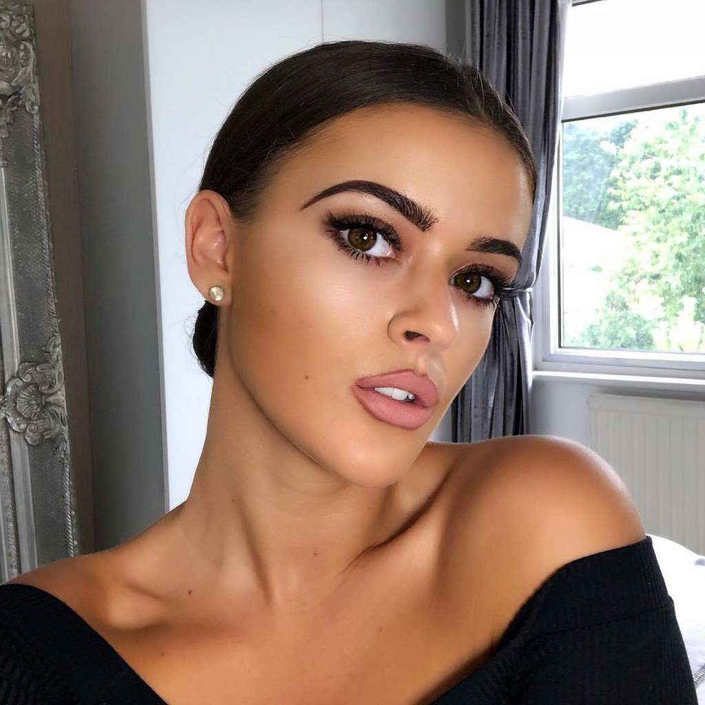 Η εθνική Αγγλίας συνάντησε ΑΥΤΟΝ τον κορίτσαρο γυρίζοντας σπίτι ...