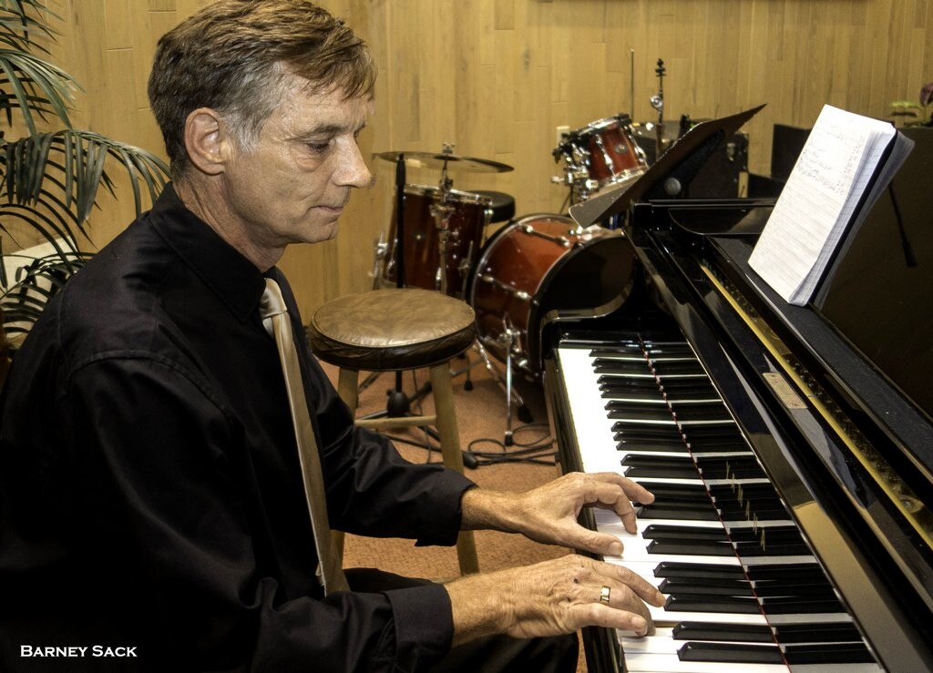 Donald Gould: Ο άστεγος μουσικός που έπαιξε μπροστά σε 75,000 άτομα ...