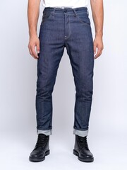 The List: 10 straight jeans που θα αγοράσεις τώρα και θα φοράς για ...