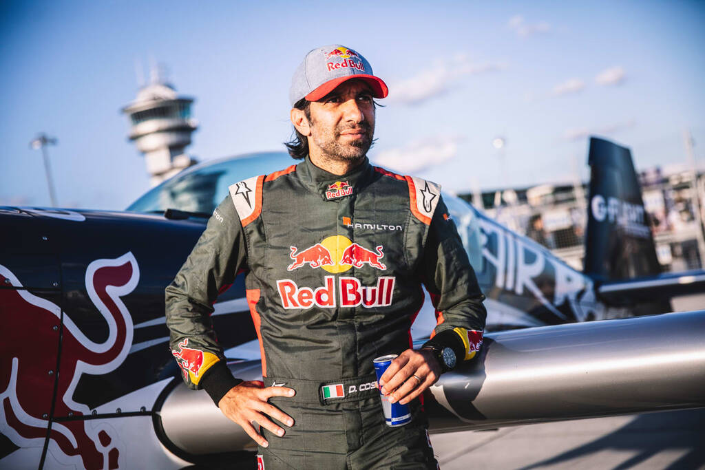 Ρεκόρ Guinness: Ένας πιλότος της Red Bull πέρασε με αεροπλάνο μέσα από ...