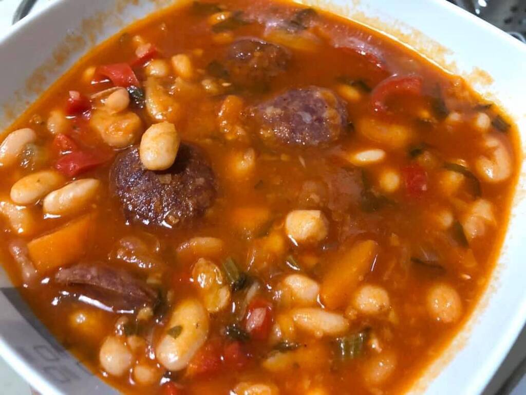 Η φασολάδα έχει αξία μόνο αν περιέχει λουκάνικο - RatPack.gr