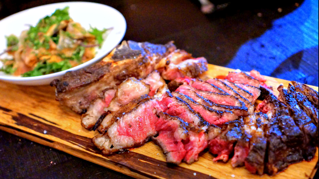 Αυτό το γιγαντιαίο Rib-Eye είναι ένα έργο τέχνης για κρεατοφάγους ...